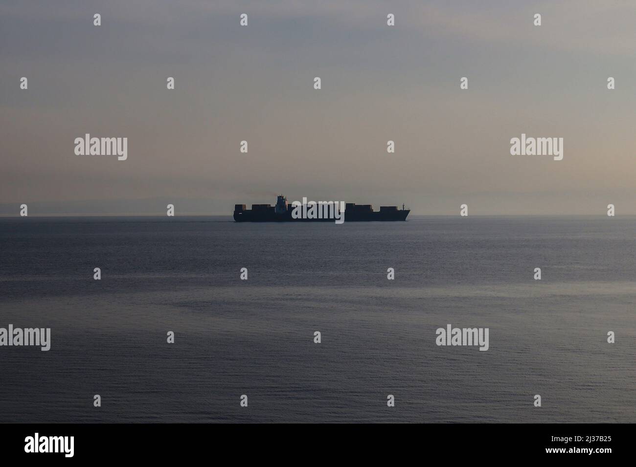 Container ship horizontal hi-res stock photography and images - Alamy