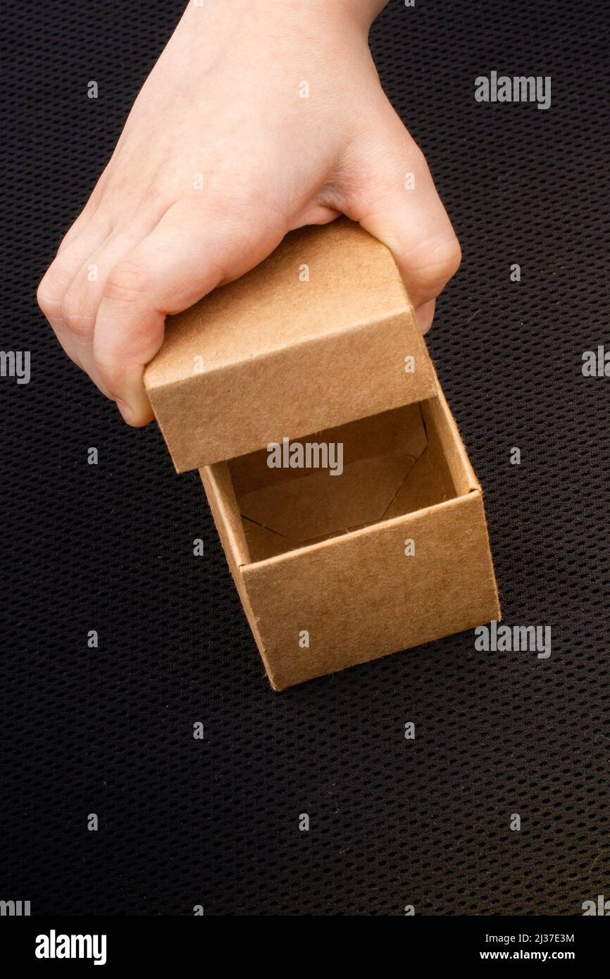 Shipping box symbol hi-res stock photography and images - Alamy