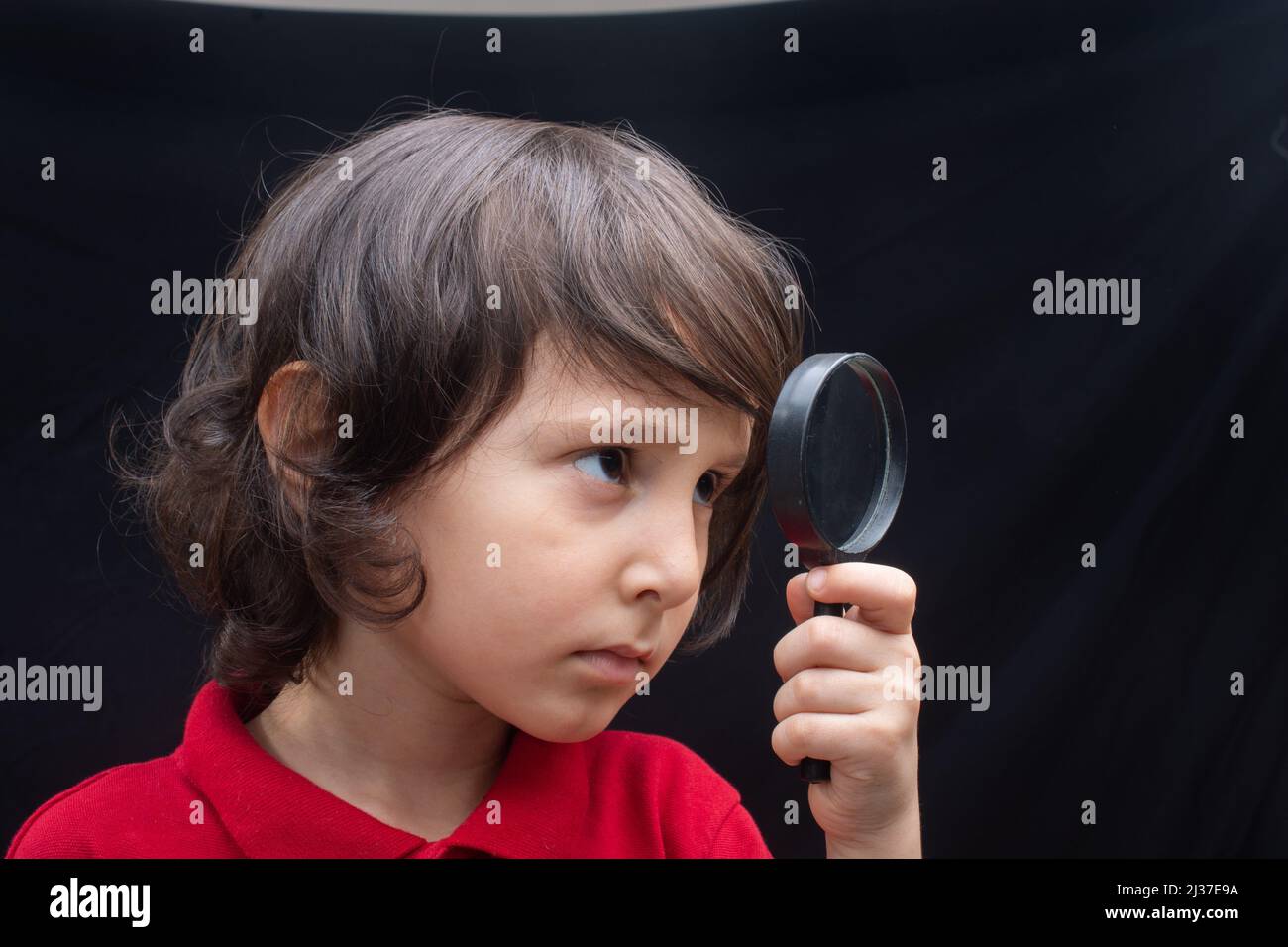Detective kid magnifying glass hi-res stock photography and images - Alamy