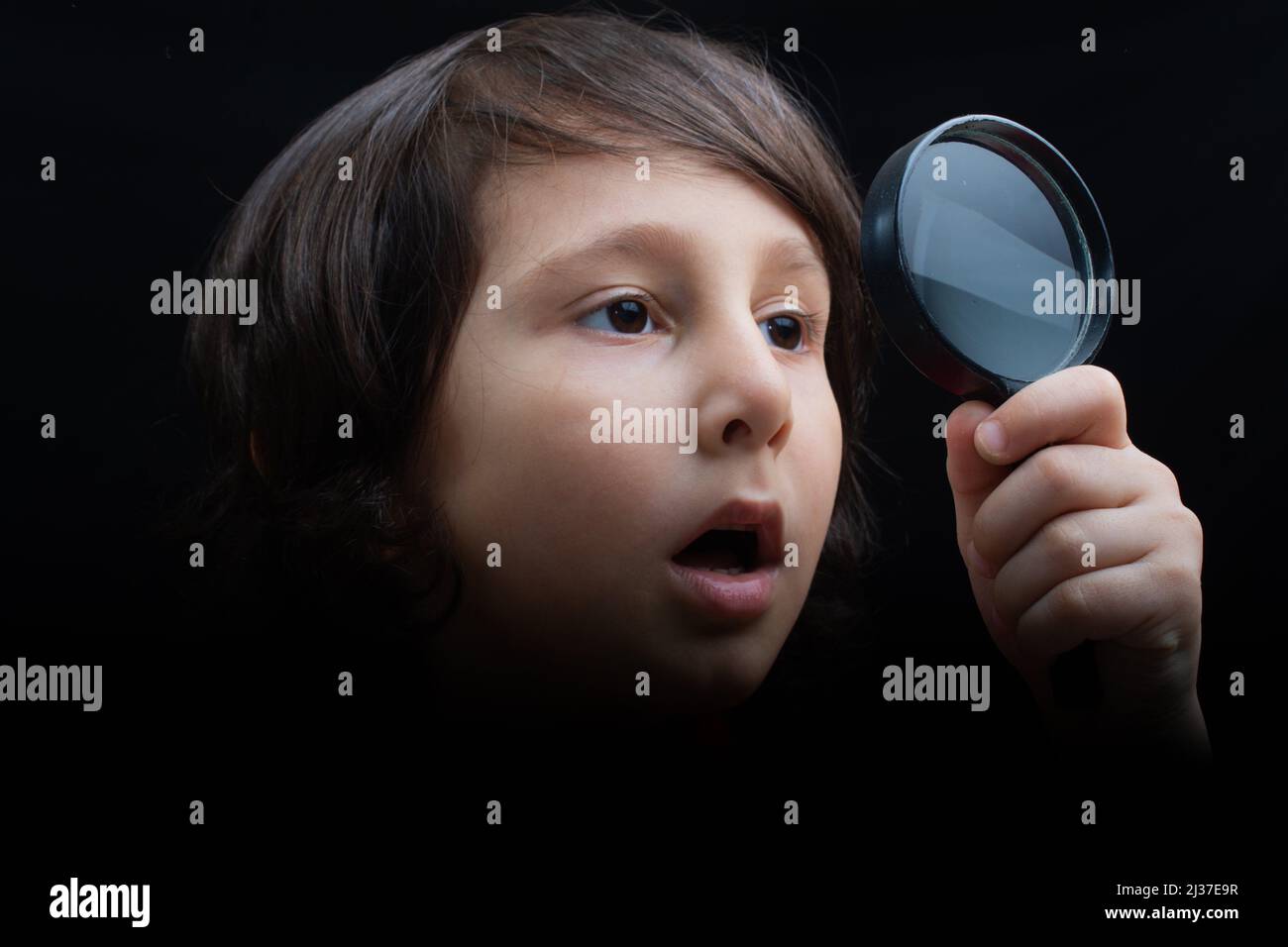 Child holding magnifying glass hi-res stock photography and images - Alamy