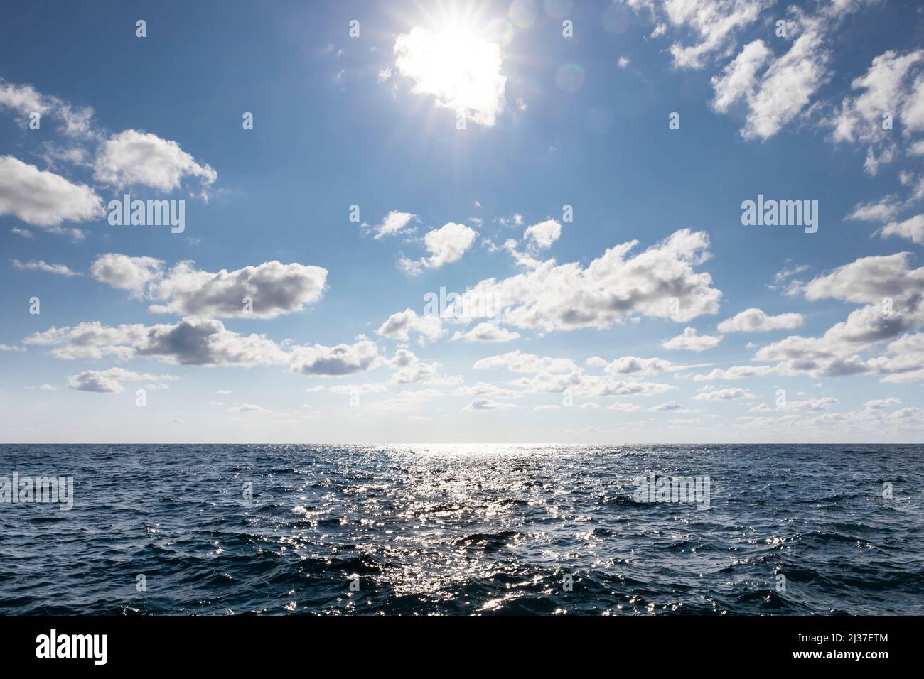 Sun over water horizon hi-res stock photography and images - Alamy