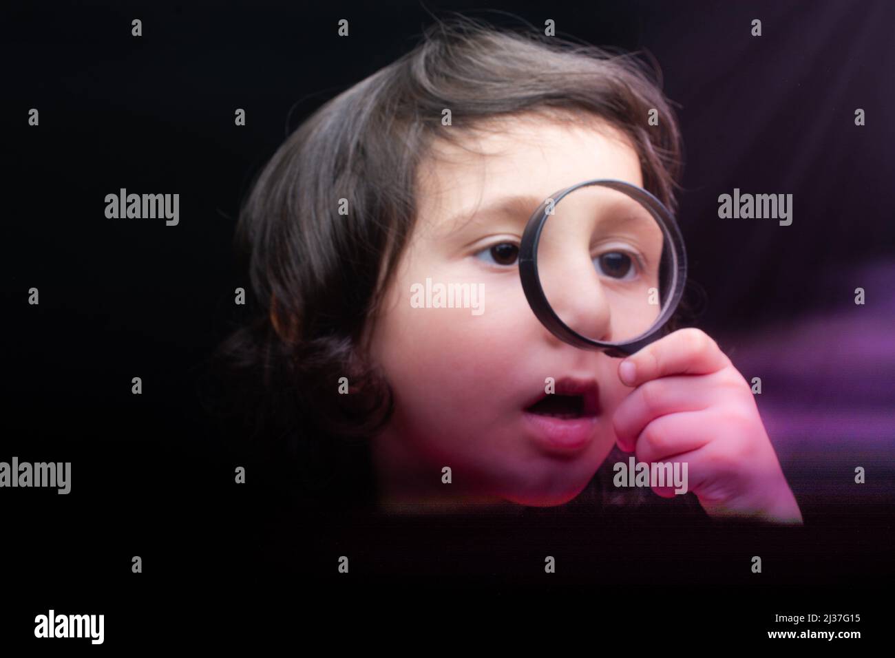 Magnifying glass kid hi-res stock photography and images - Alamy