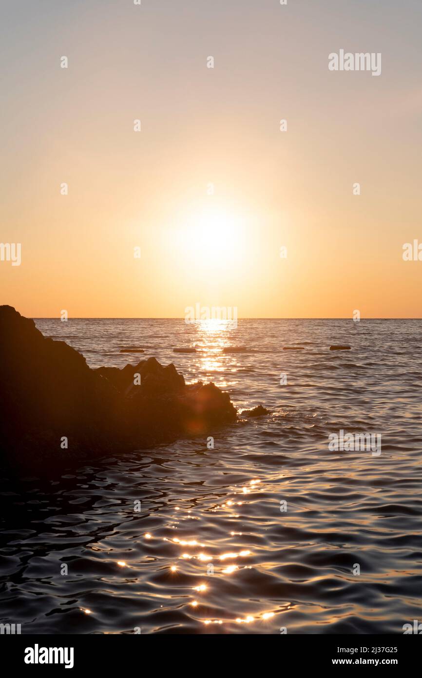 Golden sun horizon hi-res stock photography and images - Alamy