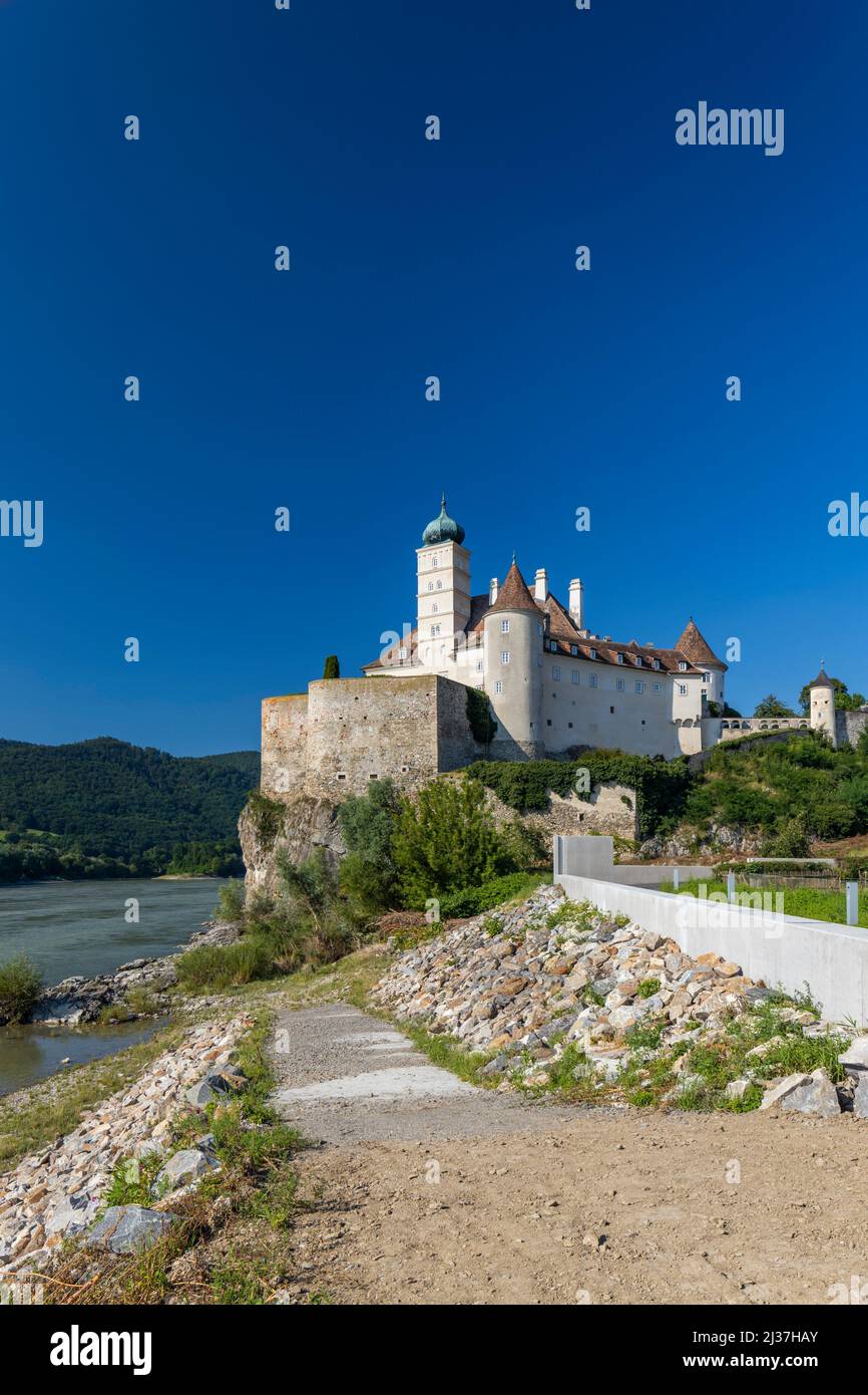12th century castle landscape hi-res stock photography and images - Alamy