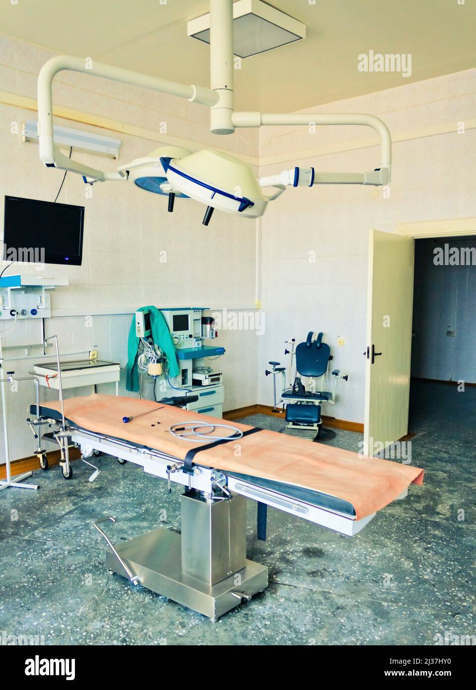 Hospital surgical equipment supply room hi-res stock photography and ...