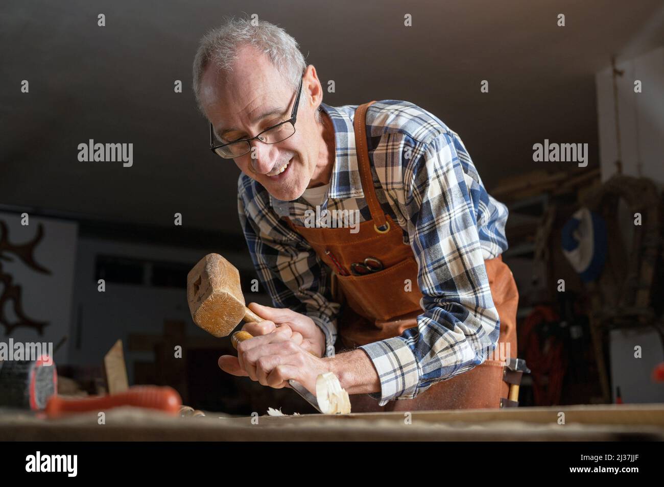 Hammer wood carpenter hi-res stock photography and images - Alamy