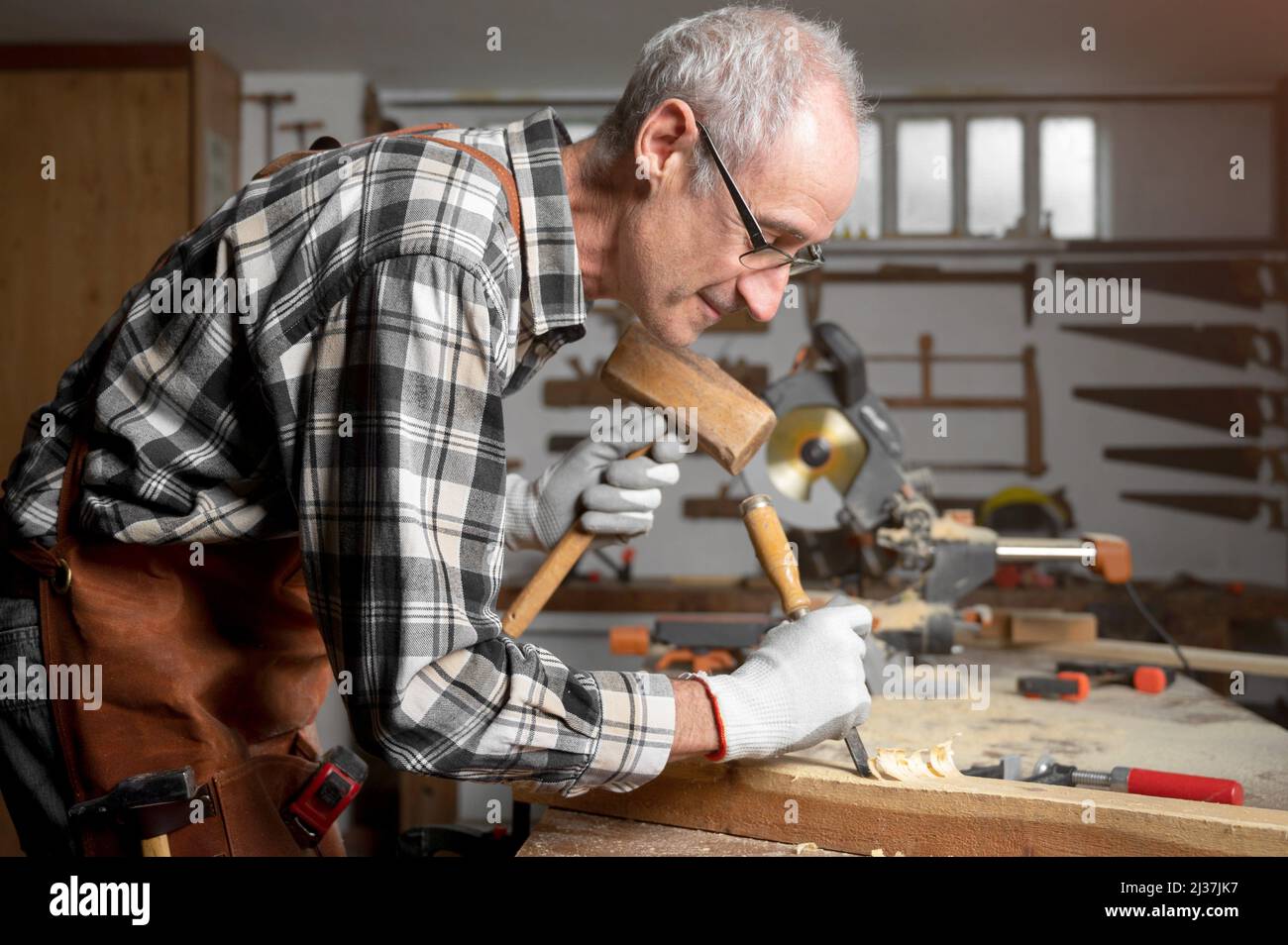 Hammer wood carpenter hi-res stock photography and images - Alamy