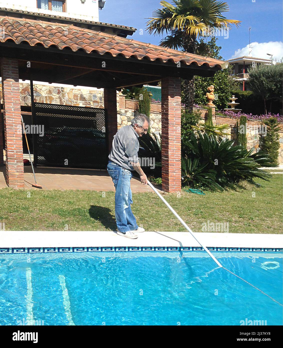 Man standing at the swimming pool hi-res stock photography and images ...
