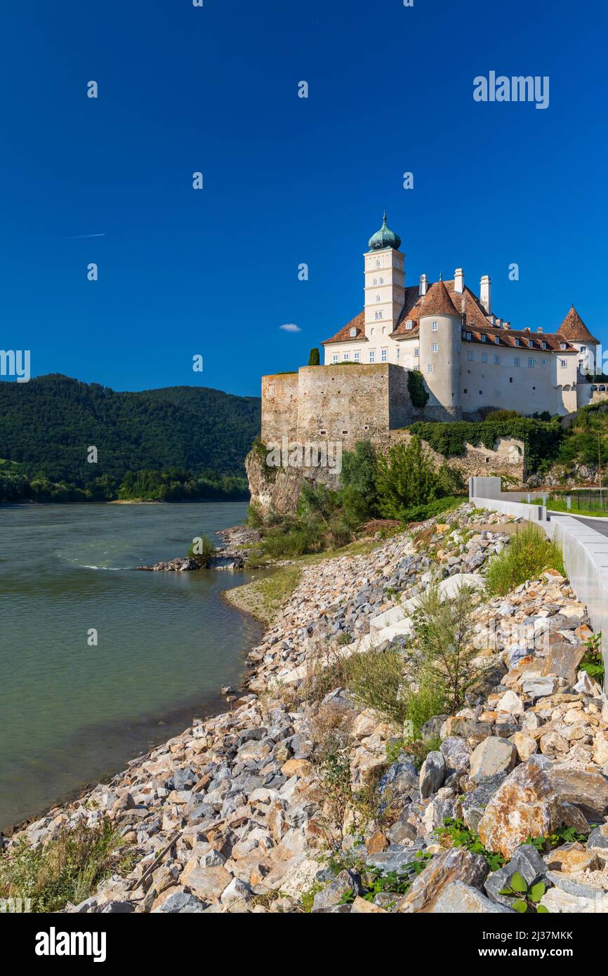 12th century castle landscape hi-res stock photography and images - Alamy