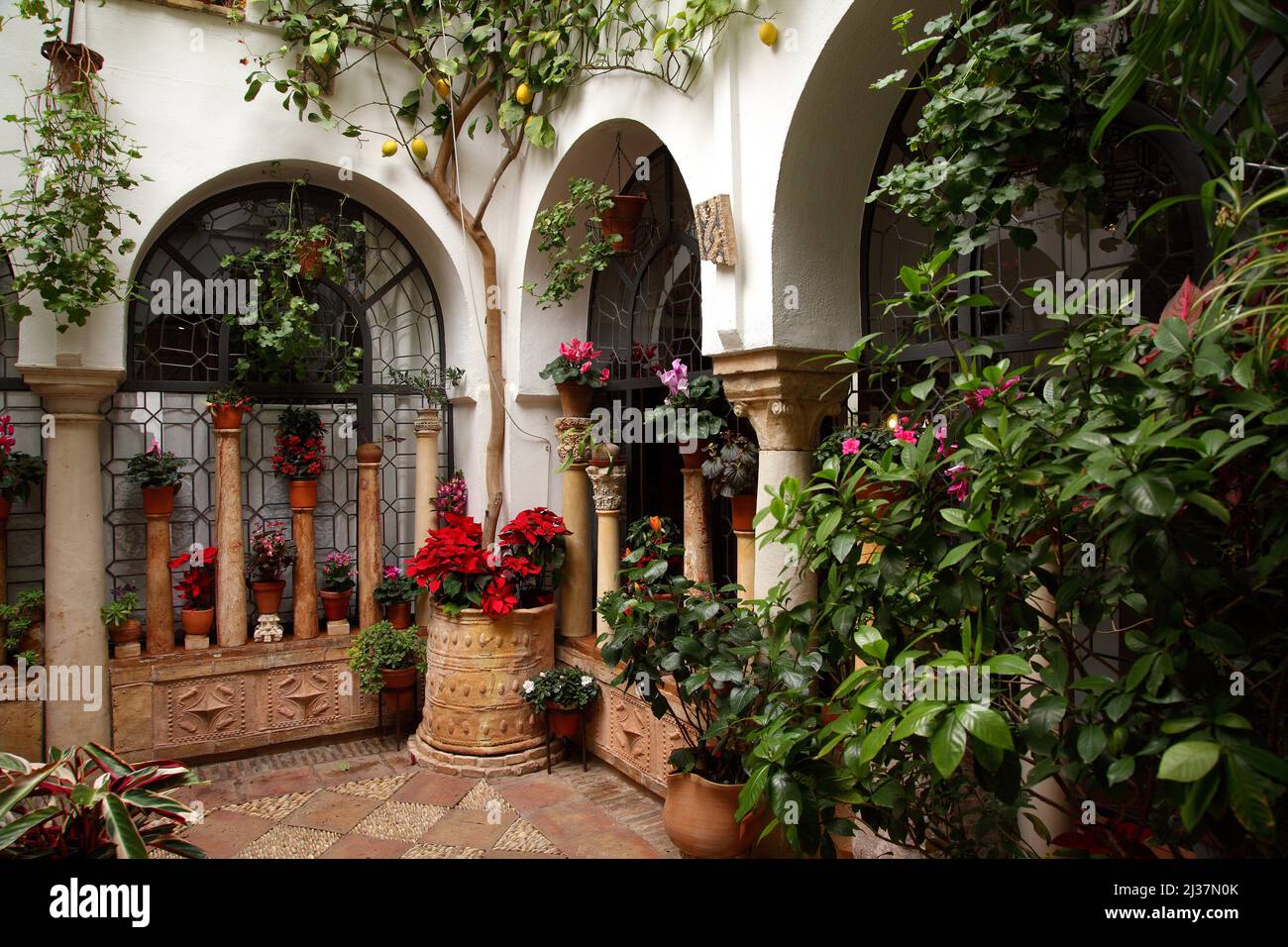 Courtyard neighborhood hi-res stock photography and images - Alamy