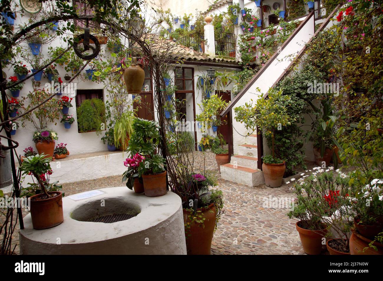 Courtyard neighborhood hi-res stock photography and images - Alamy