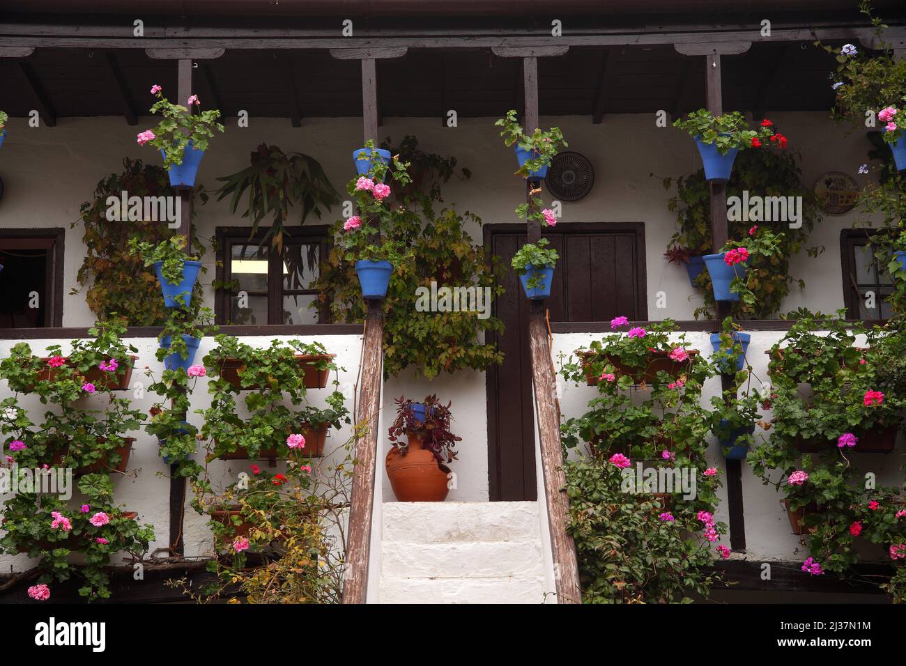 Courtyard neighborhood hi-res stock photography and images - Alamy
