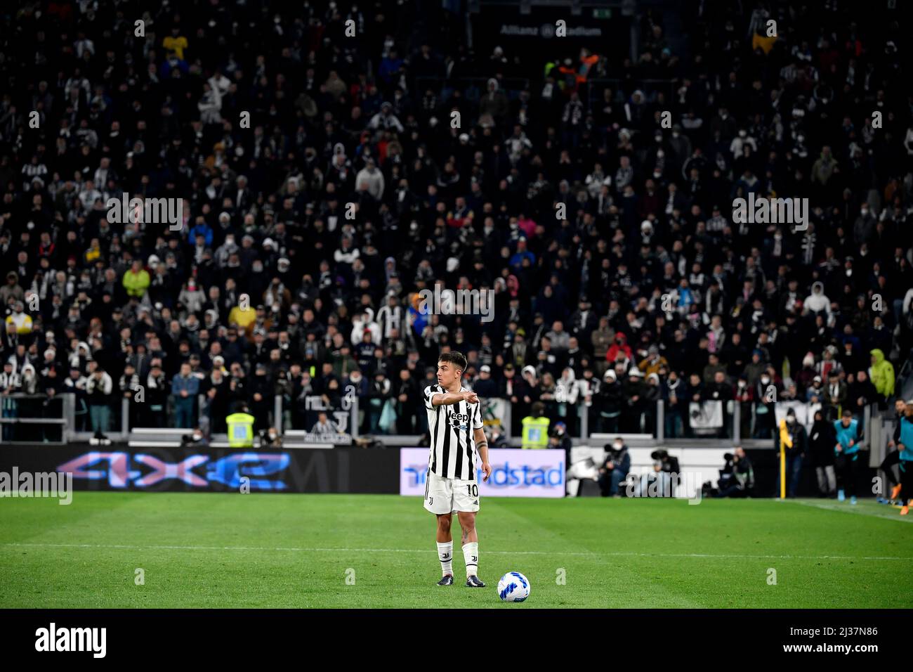 Freek kick hi-res stock photography and images - Alamy