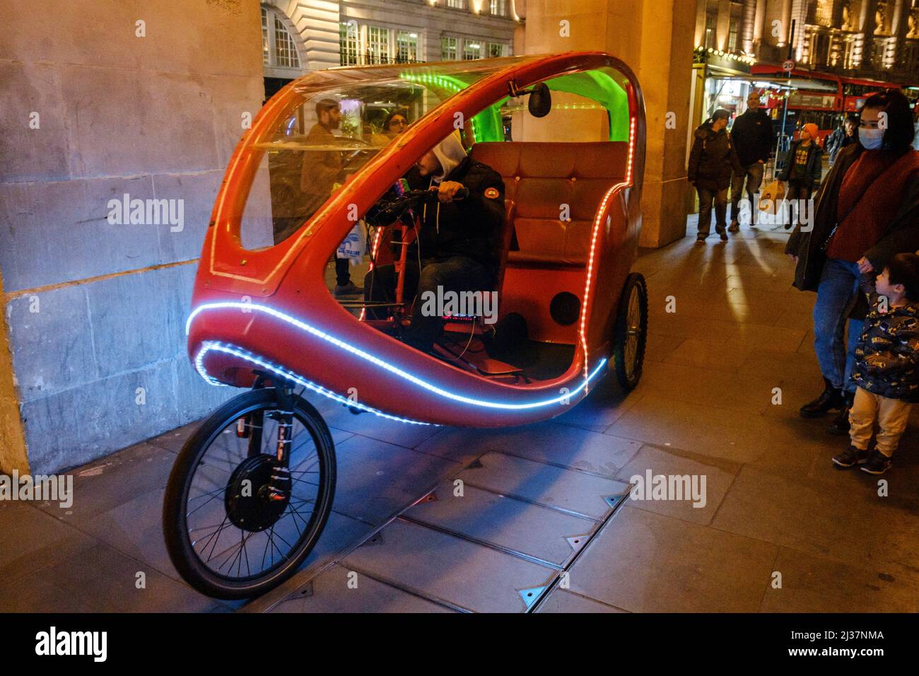 London tourism tourist rickshaw hi-res stock photography and images - Alamy