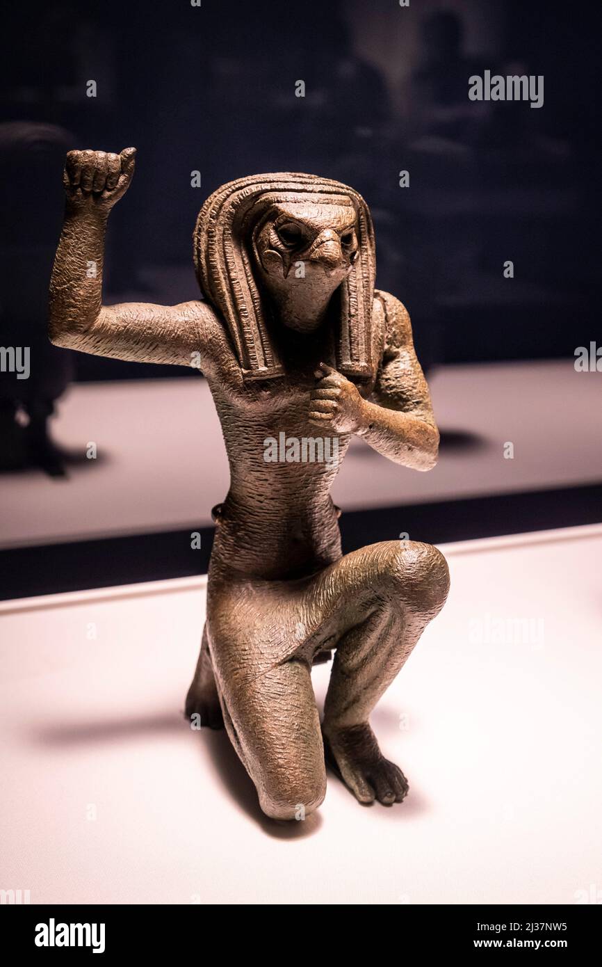 Statuette horus falcon 664 332 hi-res stock photography and images - Alamy