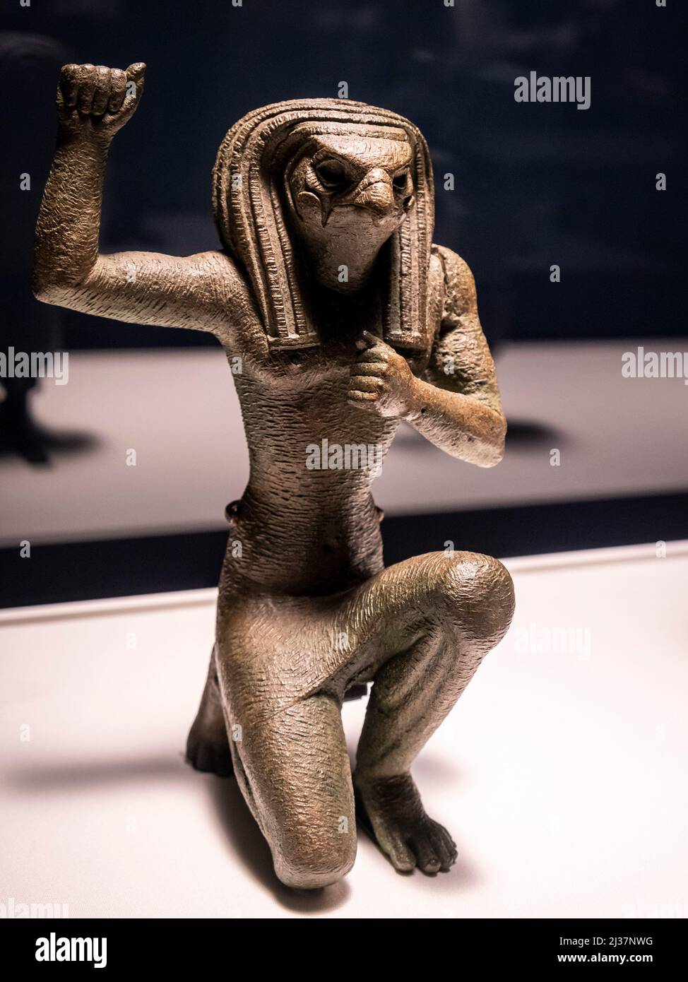 Statuette horus falcon 664 332 hi-res stock photography and images - Alamy