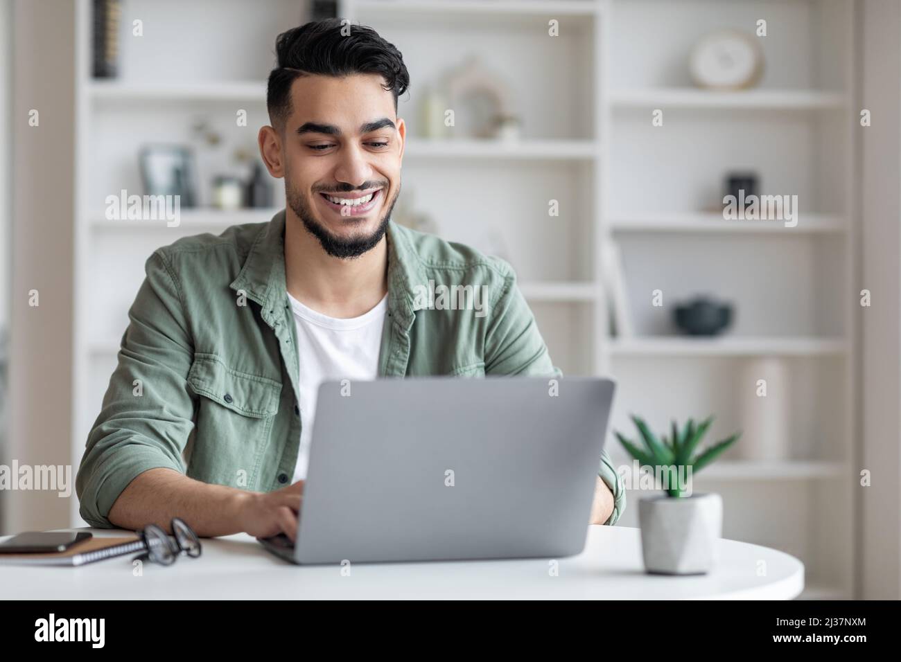 Writer computer office hi-res stock photography and images - Alamy