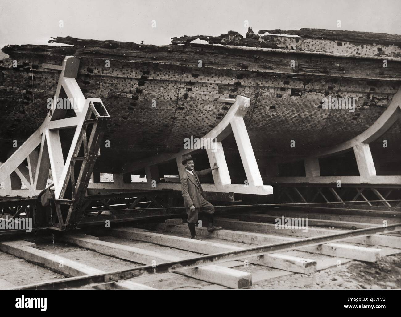 Positioned support vessel hi-res stock photography and images - Alamy