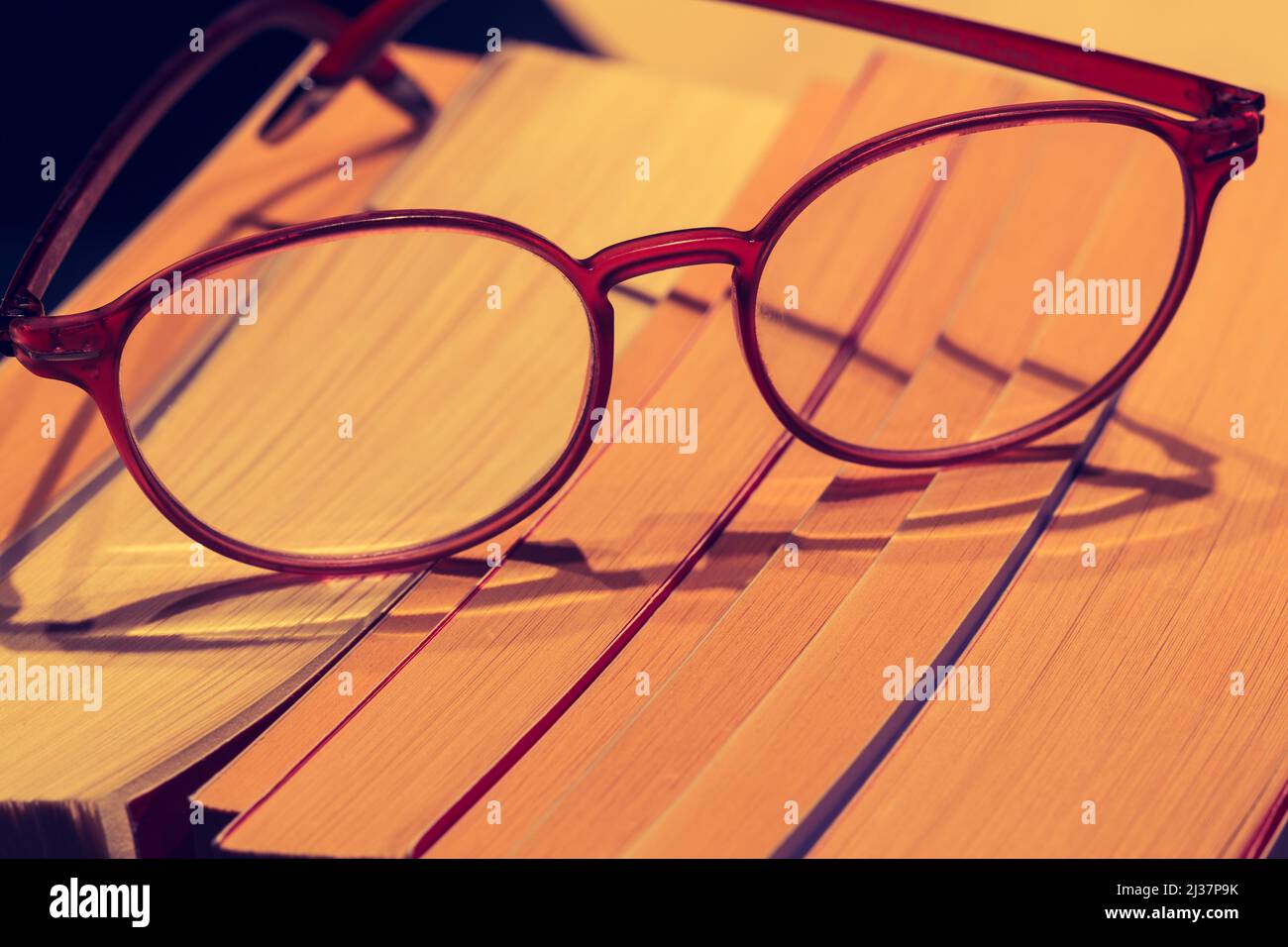 Vintage reading hi-res stock photography and images - Alamy