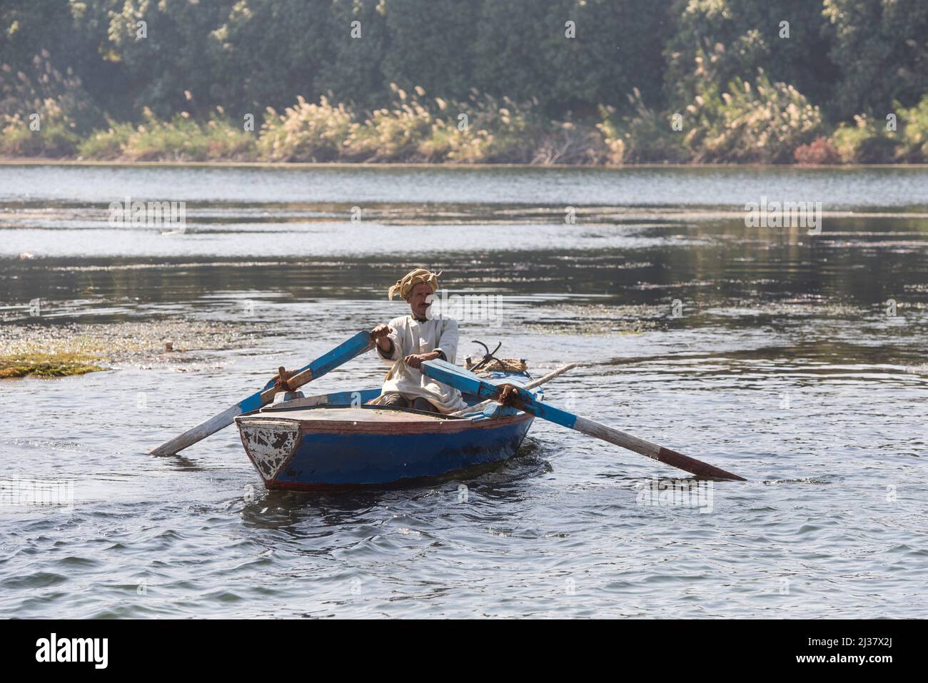 Small boat rowing hi-res stock photography and images - Alamy