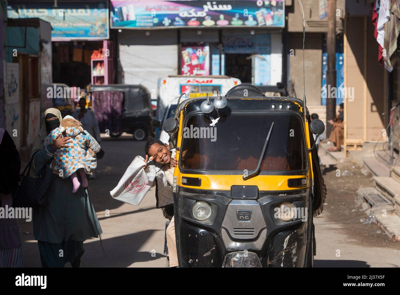 Children in an auto rickshaw hi-res stock photography and images - Alamy