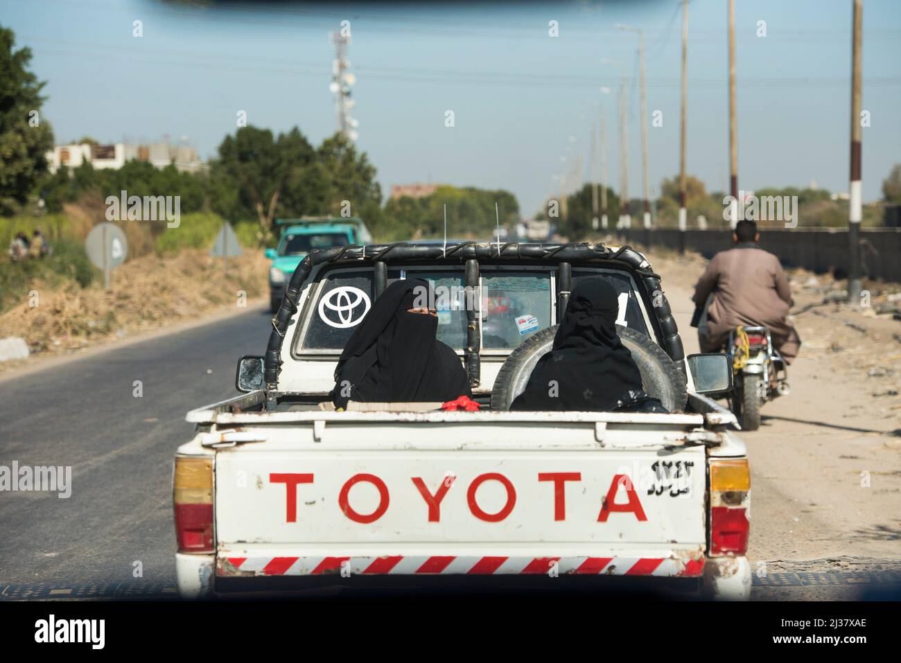 People in back pickup truck hi-res stock photography and images - Alamy