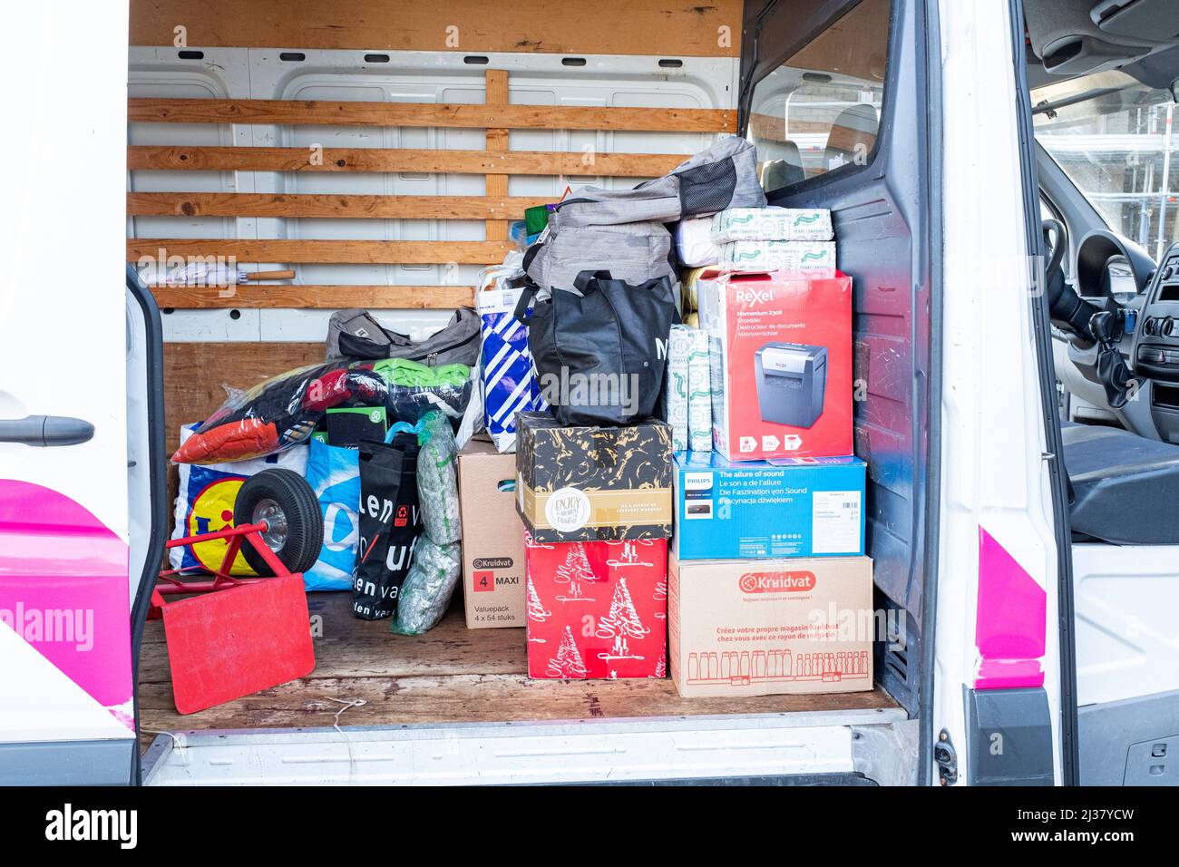 Product loading hi-res stock photography and images - Alamy