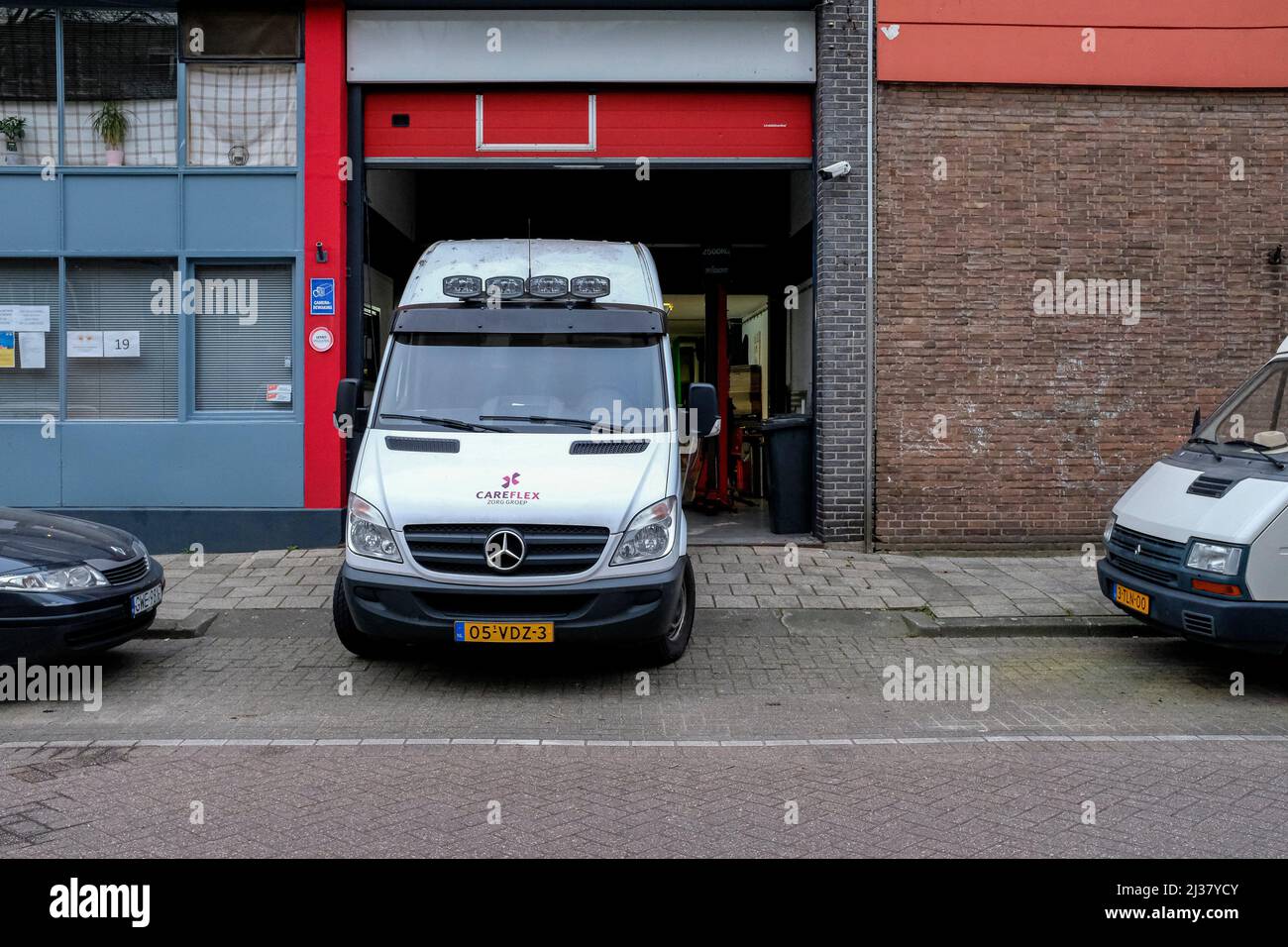 Product loading hi-res stock photography and images - Alamy