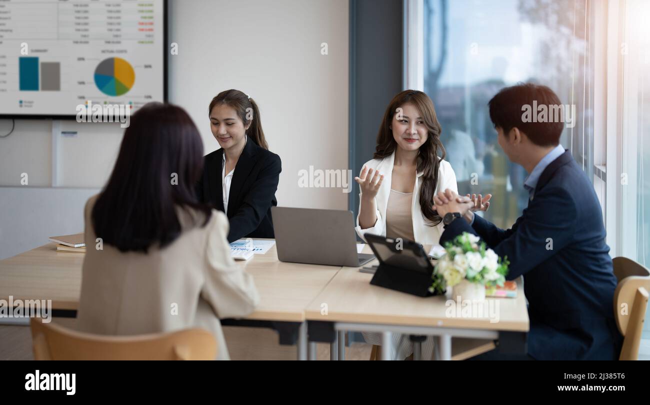 Asian people working hi-res stock photography and images - Alamy