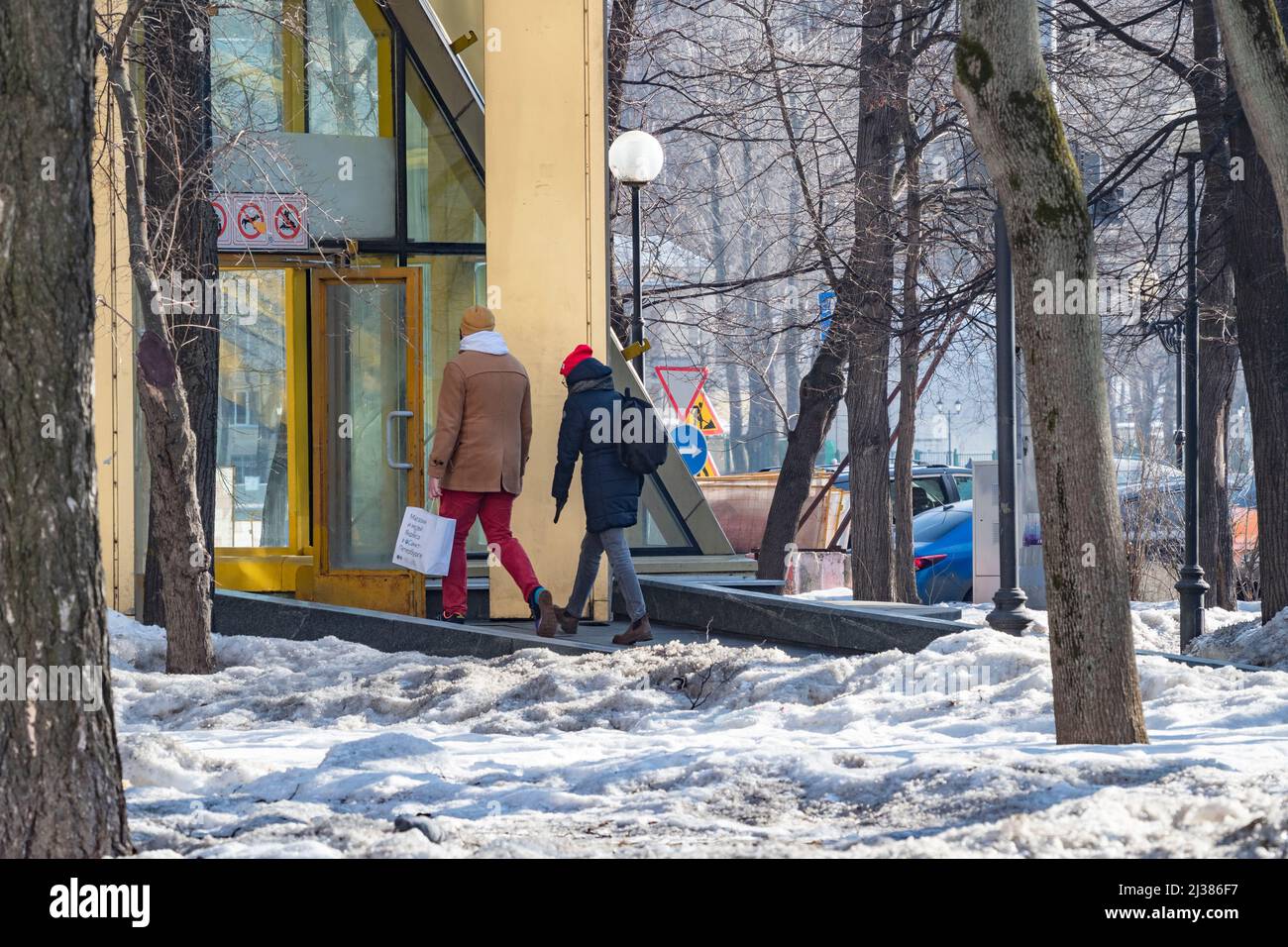 Russia, Moscow. Local residents on a street Stock Photo - Alamy