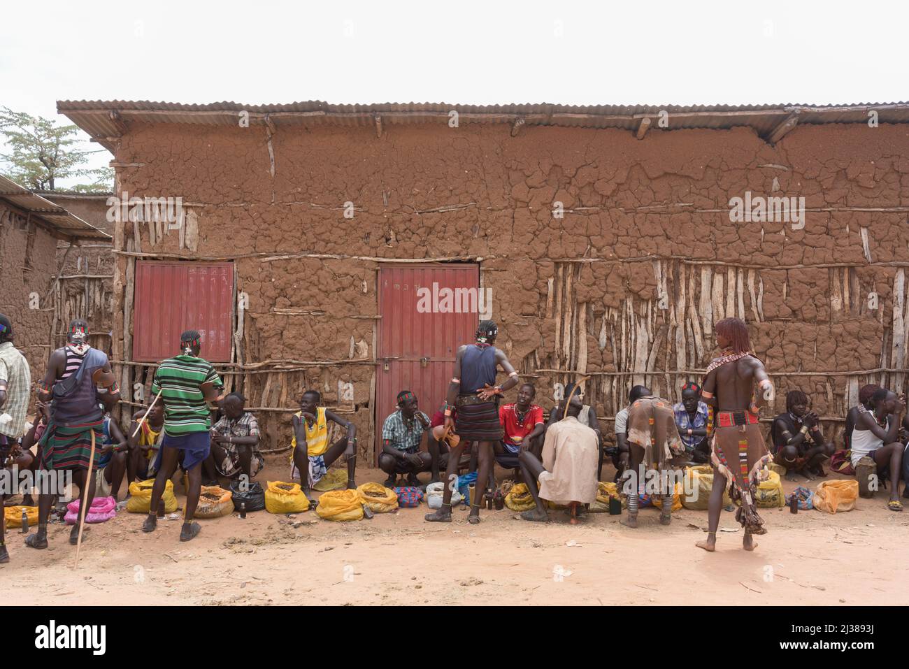 The weekly Hamar market in Turmi in the Omo Valley, Ethiopia Stock ...