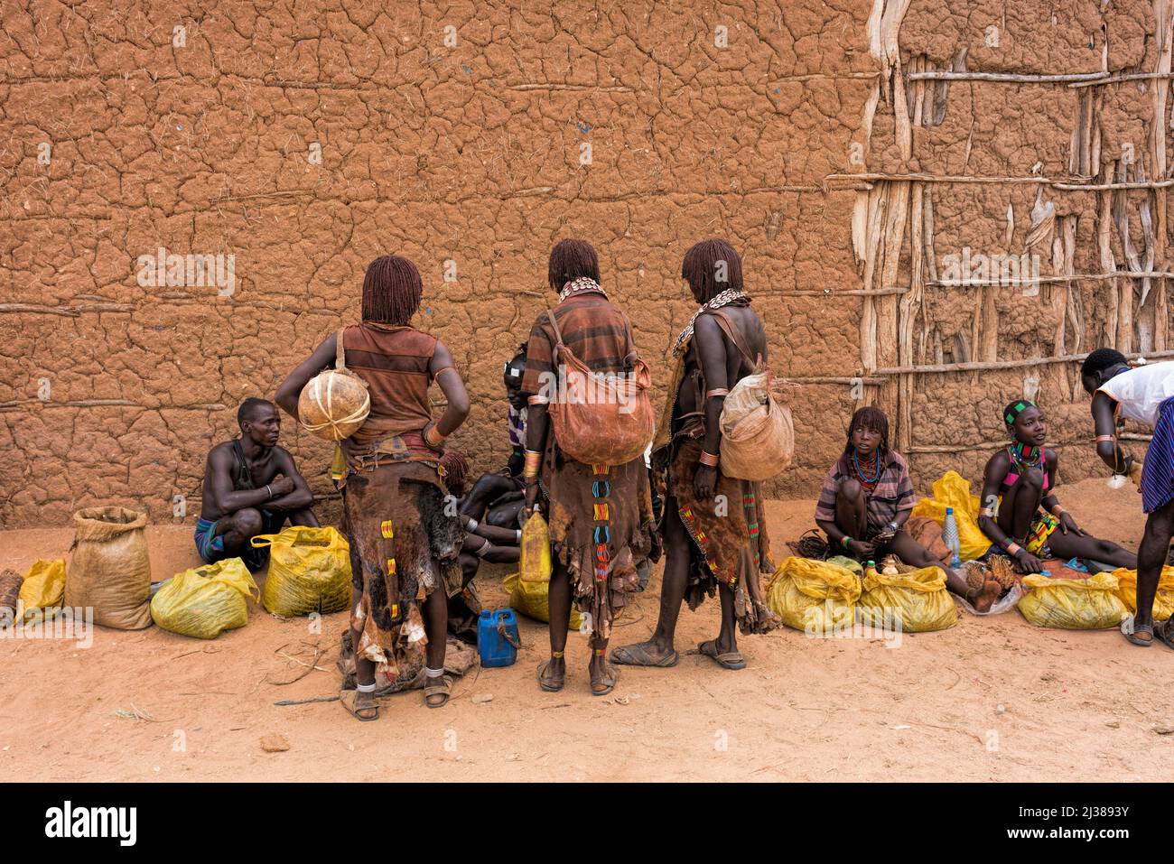 The weekly Hamar market in Turmi in the Omo Valley, Ethiopia Stock ...