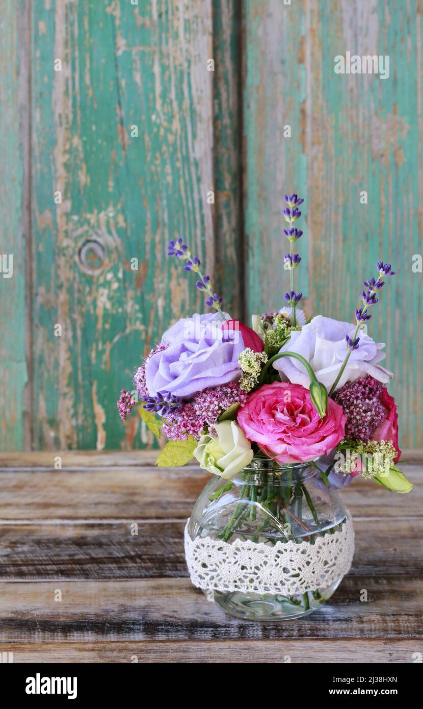 Glass vase eustoma flowers hi-res stock photography and images - Alamy
