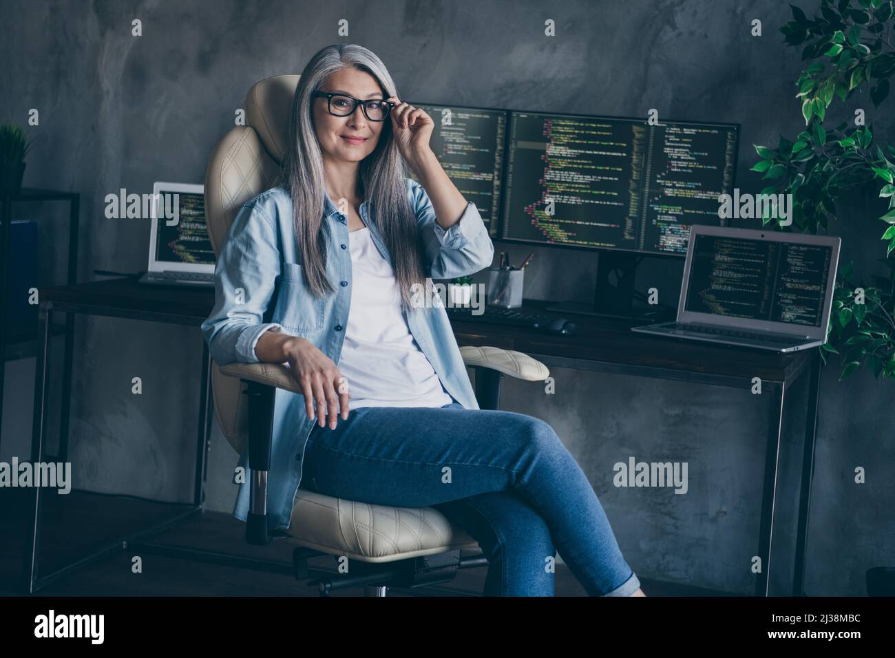 Photo of confident pensioner retired lady ceo company owner ready ...