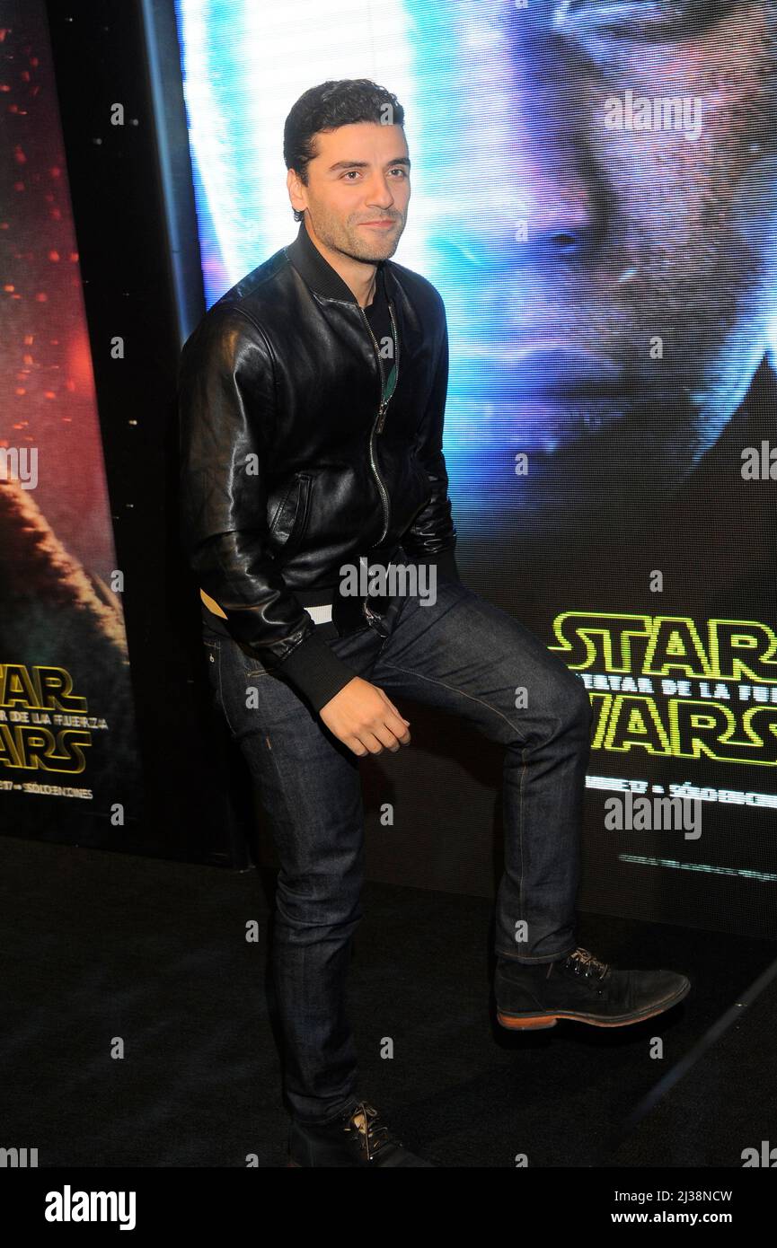 Oscar Isaac arrives at black carpet of 'Star Wars: Episode VII - The ...
