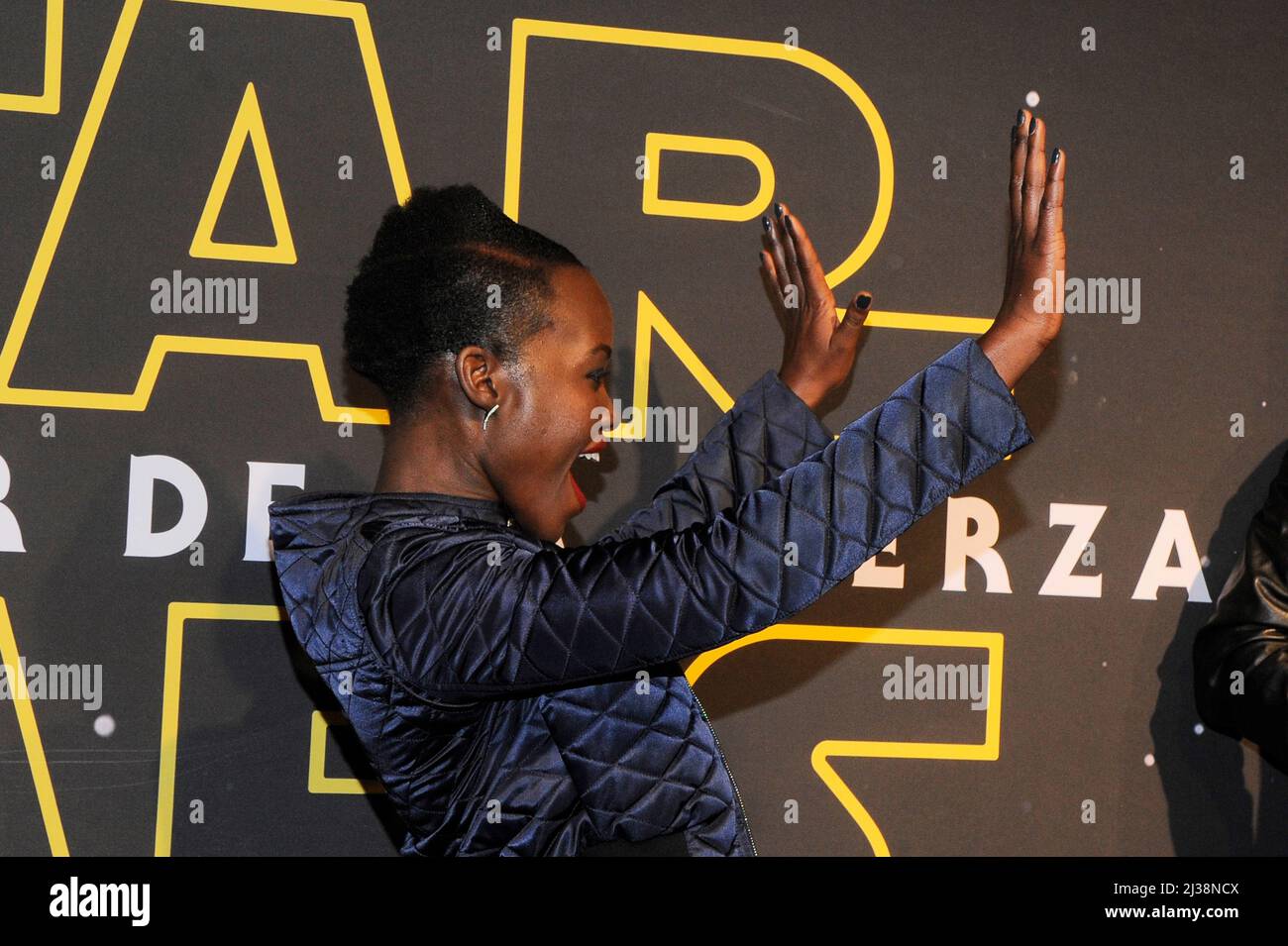 Lupita Nyong'o arrives at black carpet of 'Star Wars: Episode VII - The ...