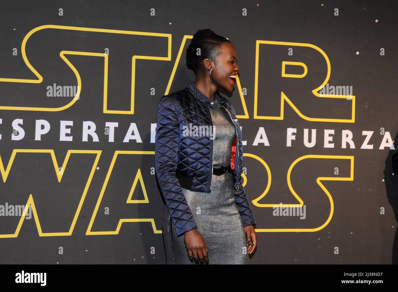 Lupita Nyong'o arrives at black carpet of 'Star Wars: Episode VII - The ...