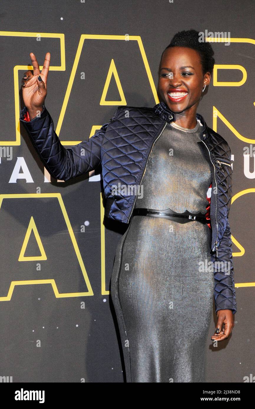 Lupita Nyong'o arrives at black carpet of 'Star Wars: Episode VII - The ...