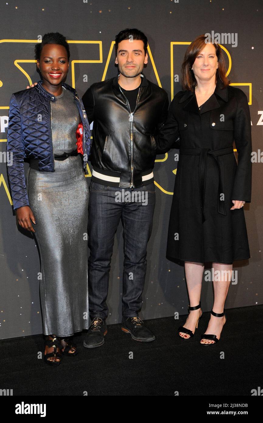 Lupita Nyong'o, Oscar Isaac, Kathleen Kennedy arrives at black carpet ...