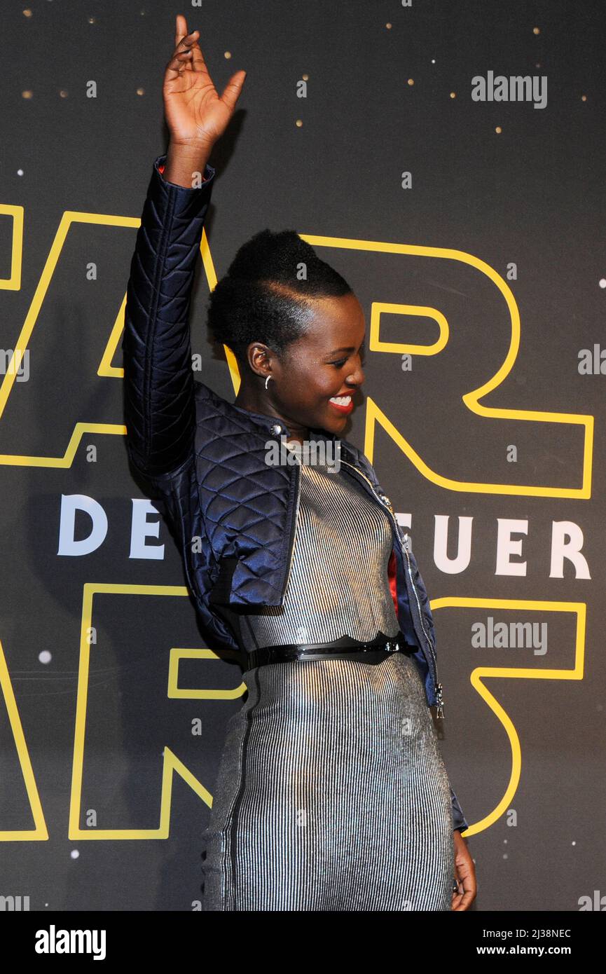 Lupita Nyong'o arrives at black carpet of 'Star Wars: Episode VII - The ...