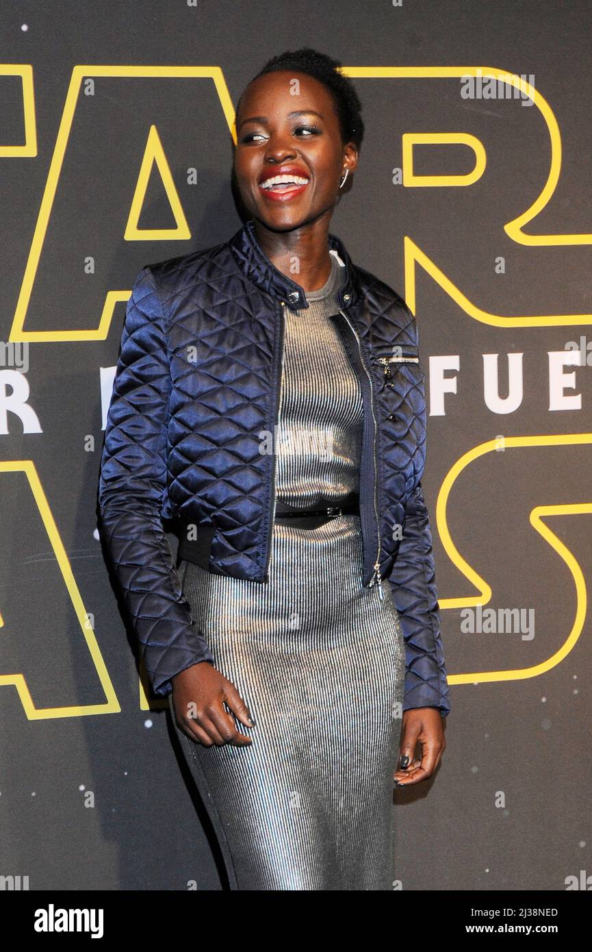 Lupita Nyong'o arrives at black carpet of 'Star Wars: Episode VII - The ...