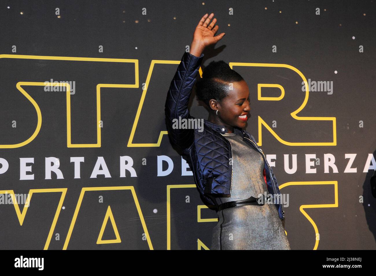 Lupita Nyong'o arrives at black carpet of 'Star Wars: Episode VII - The ...
