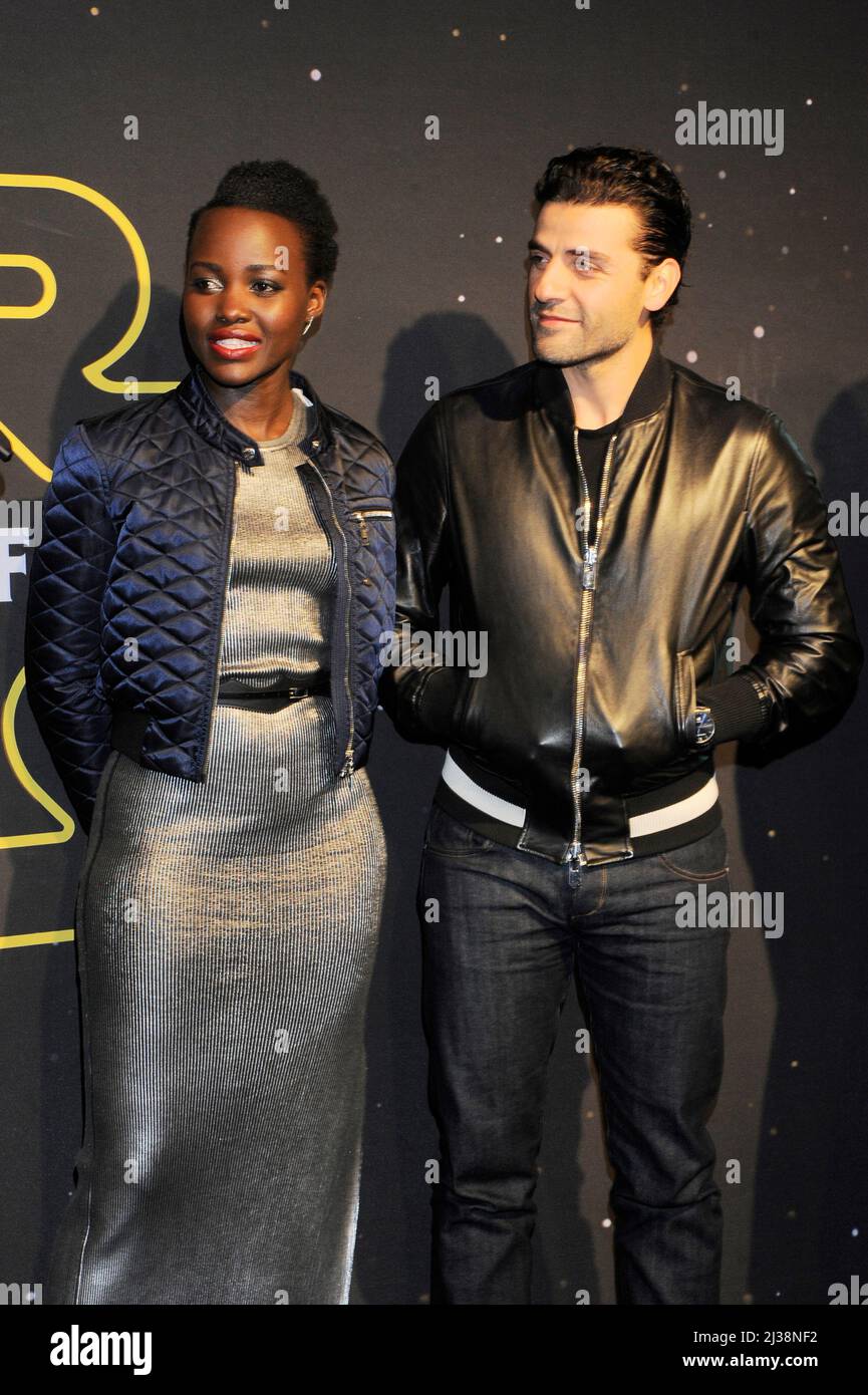 Lupita Nyong'o, Oscar Isaac arrives at black carpet of 'Star Wars ...