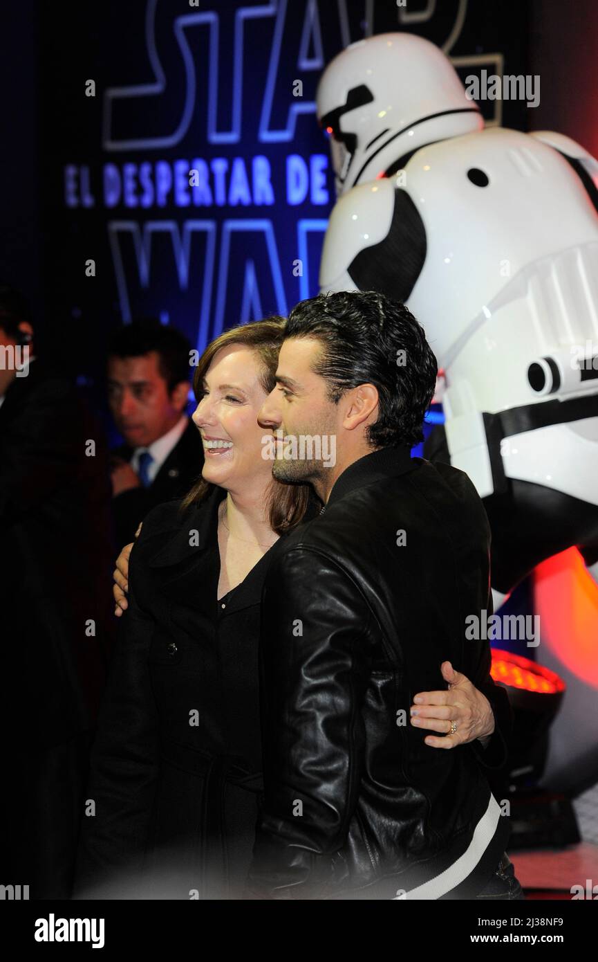 Oscar Isaac, Kathleen Kennedy arrive at black carpet of 'Star Wars ...
