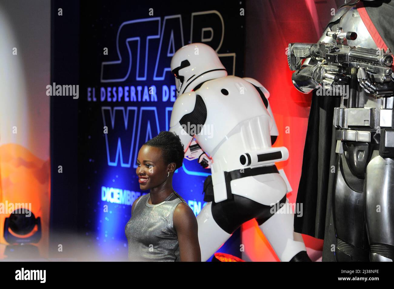Lupita Nyong'o arrives at black carpet of 'Star Wars: Episode VII - The ...