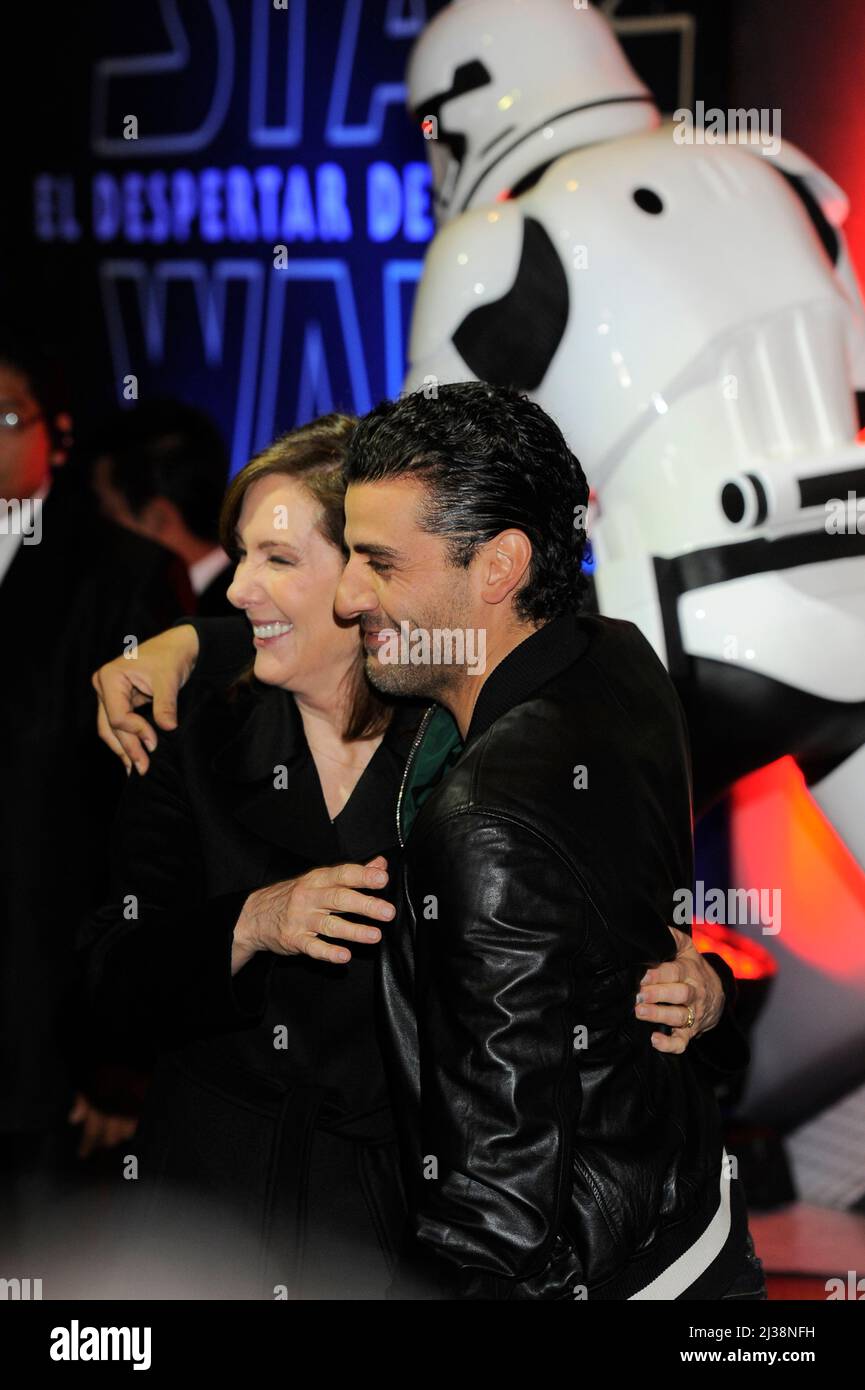 Oscar Isaac, Kathleen Kennedy arrive at black carpet of 'Star Wars ...