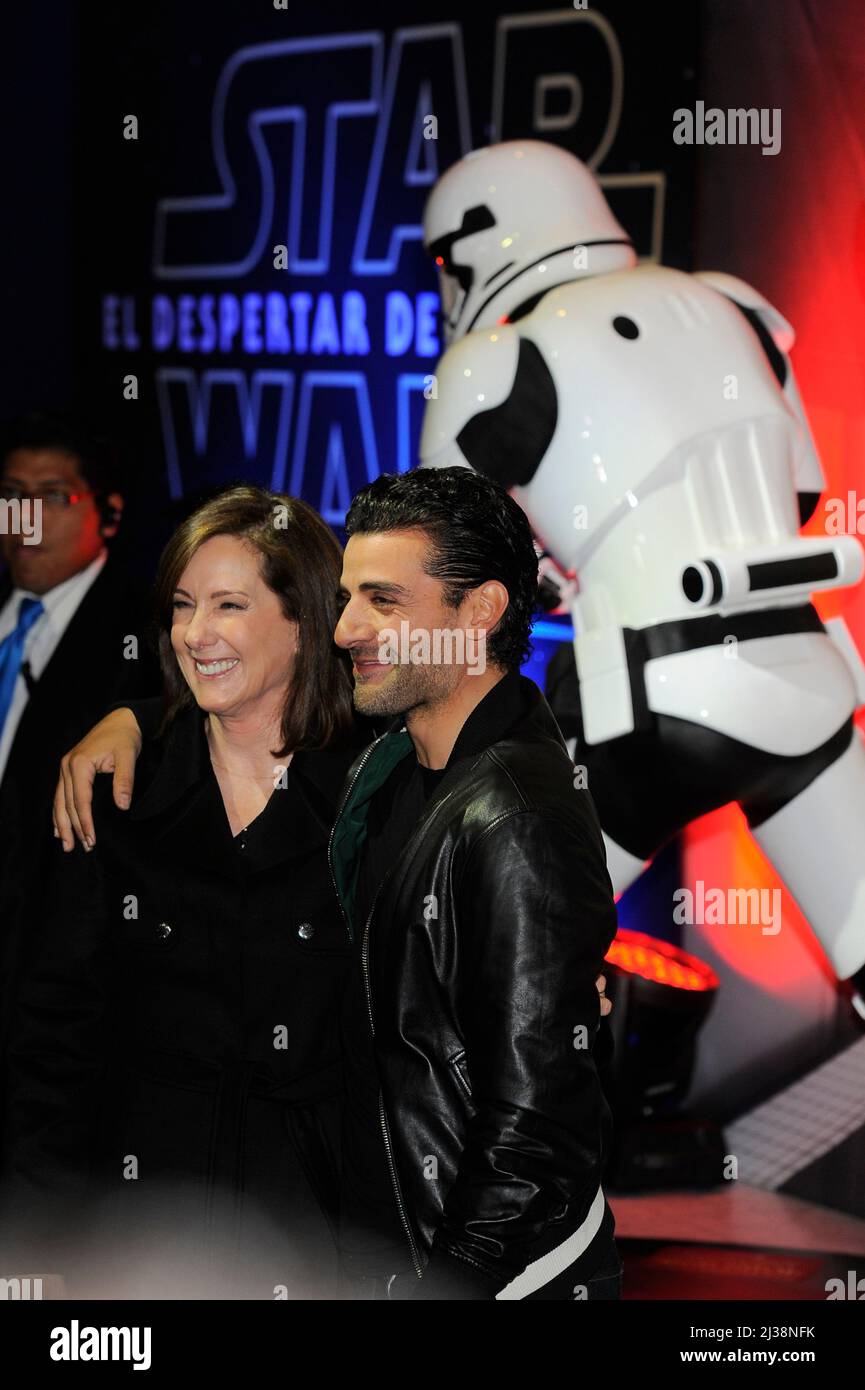 Oscar Isaac, Kathleen Kennedy arrive at black carpet of 'Star Wars ...