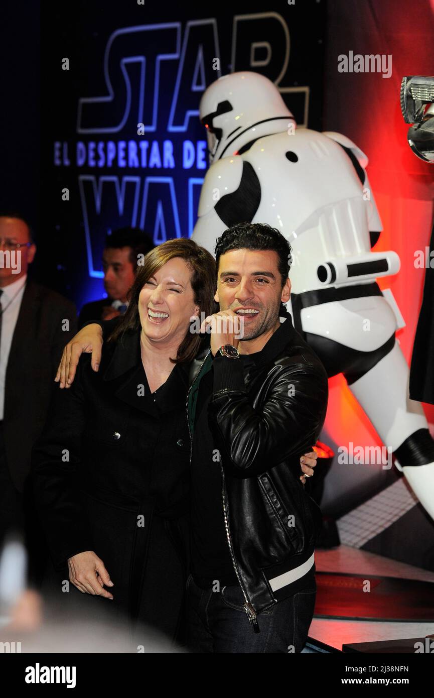 Oscar Isaac, Kathleen Kennedy arrive at black carpet of 'Star Wars ...