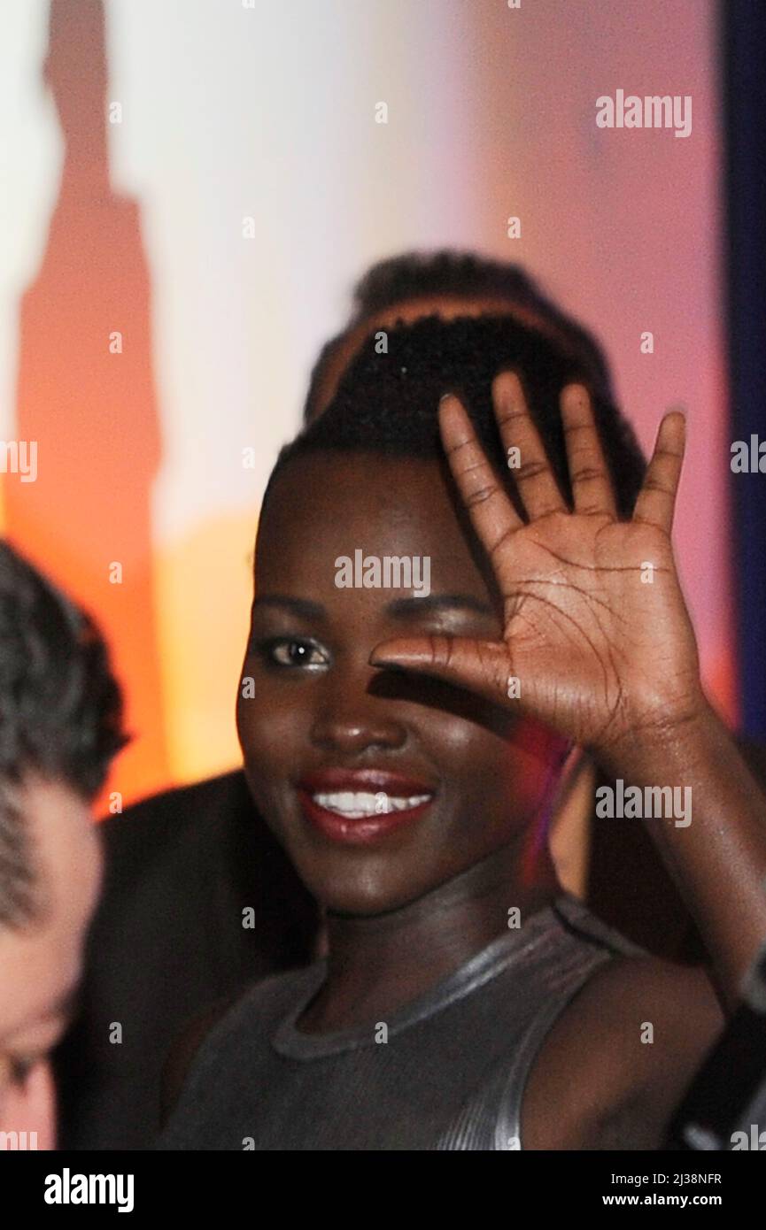 Lupita Nyong'o arrives at black carpet of 'Star Wars: Episode VII - The ...