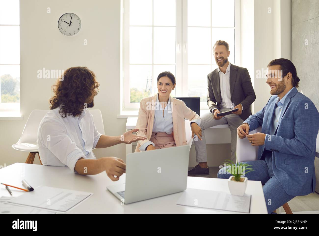 Employee conversation hi-res stock photography and images - Alamy